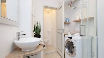 Freshly renovated 1 bedroom Old Town apartment | Banheiro | Secador de cabelo, piso aquecido, toalhas de banho, papel higiênico