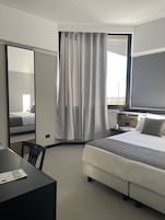Quarto empresarial | Roupas de cama antialérgicas, edredons de pluma, frigobar, escrivaninha