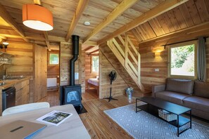 Cabana de Madeira Familiar | Sala de estar | Matraquilhos, ténis de mesa 