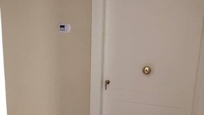 Uma porta fechada com um olho de fechadura e uma fechadura.