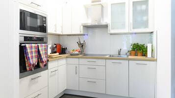 Apartamento, 1 quarto | Cozinha privada | Um frigorífico, um forno, uma placa de cozinha