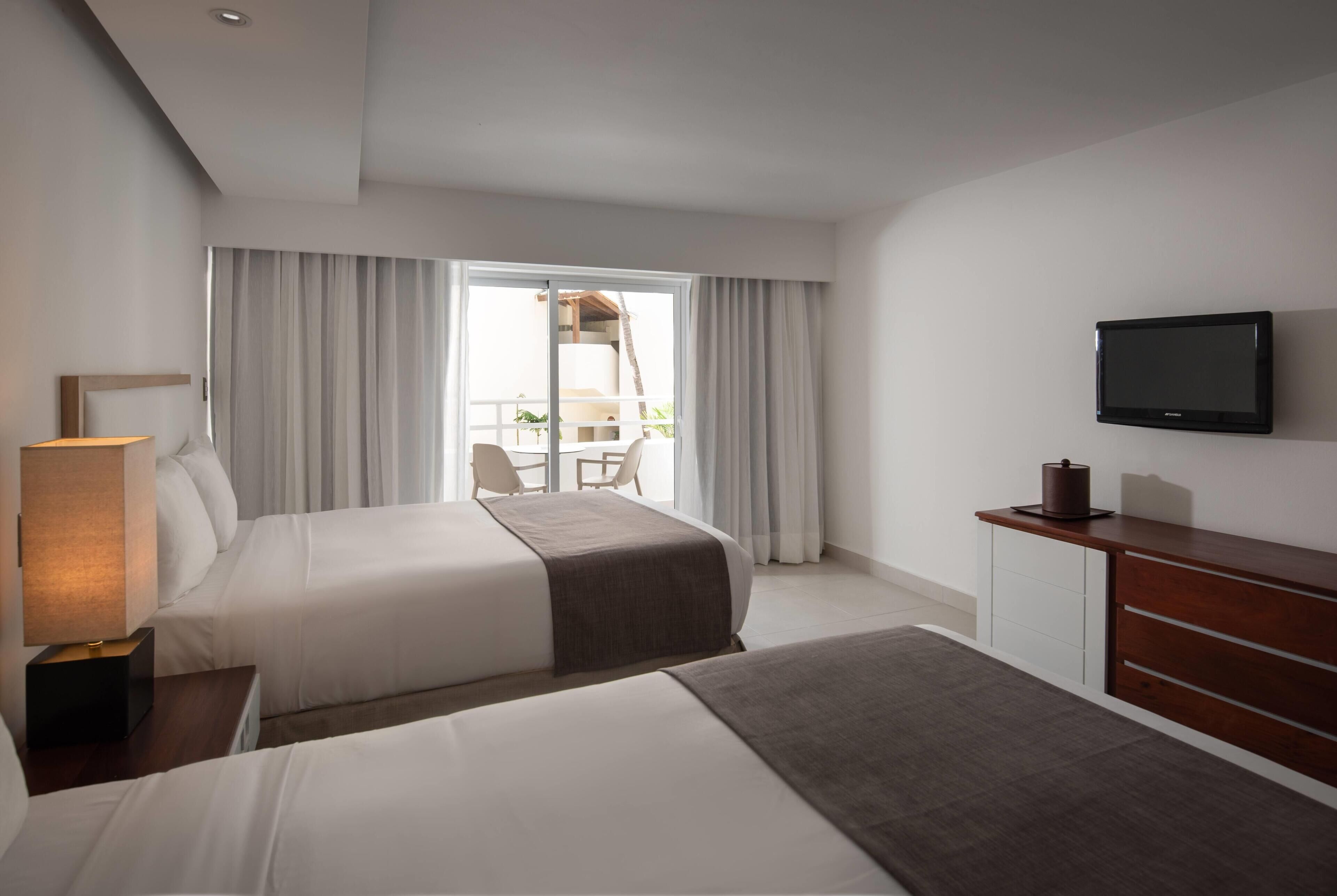 Suite Júnior, 2 camas de casal, varanda, vista para o oceano | Minibar grátis, cofre no quarto, secretária, cortinas/cortinados opacos 