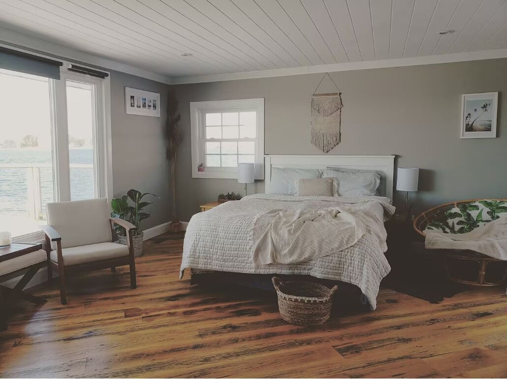 Four Season Waterfront Cottage Over-the-water View - Orillia