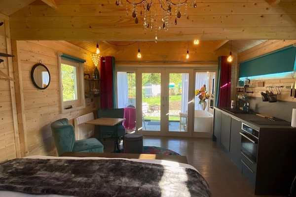Cabana de Madeira de Luxo, 1 quarto (Barn Lodge) | 1 quarto, com decoração personalizada, com mobília individualizada