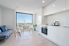Apartamento Cidade | Sala de estar | Smart TV, Netflix, serviços de streaming 