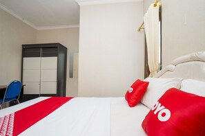 Quarto casal básico | Escrivaninha, Wi-Fi de cortesia, roupa de cama