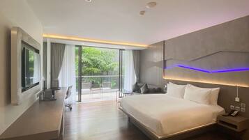 Minibar com produtos grátis, cofre no quarto, secretária