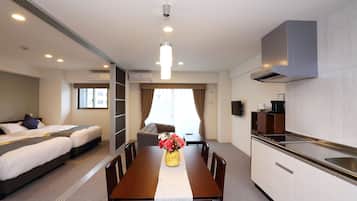 Suite Júnior | 1 quarto, edredões de penas, secretária, cortinas/cortinados opacos