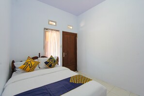 Quarto casal econômico | Wi-Fi de cortesia, roupa de cama