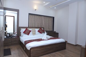 Quarto Superior | Cofre no quarto, com mobília individualizada, ferro/tábua de engomar 