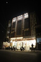 Fachada do alojamento (tarde/noite)