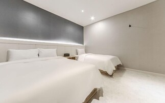 Standard Twin Room (No Breakfast served on Monday/ Saturday/Sunday) | Roupa de alta qualidade, edredões de penas, cortinas/cortinados opacos 