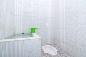 Quarto Individual | Casa de banho | Um polibã, toalhas fornecidas 