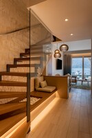 Apartamento premium, 1 quarto, acesso à piscina | Área de estar | Smart TV 65 polegadas com canais digitais, TV