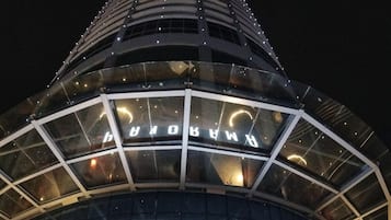Fachada da propriedade à noite