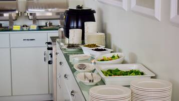 Café da manhã com buffet todos os dias (OMR 2.5 por pessoa)