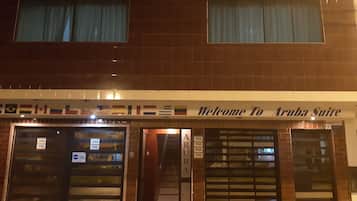 Fachada da propriedade à noite