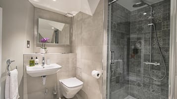 Quarto Duplo | Casa de banho | Um polibã, artigos de higiene pessoal grátis, um secador de cabelo
