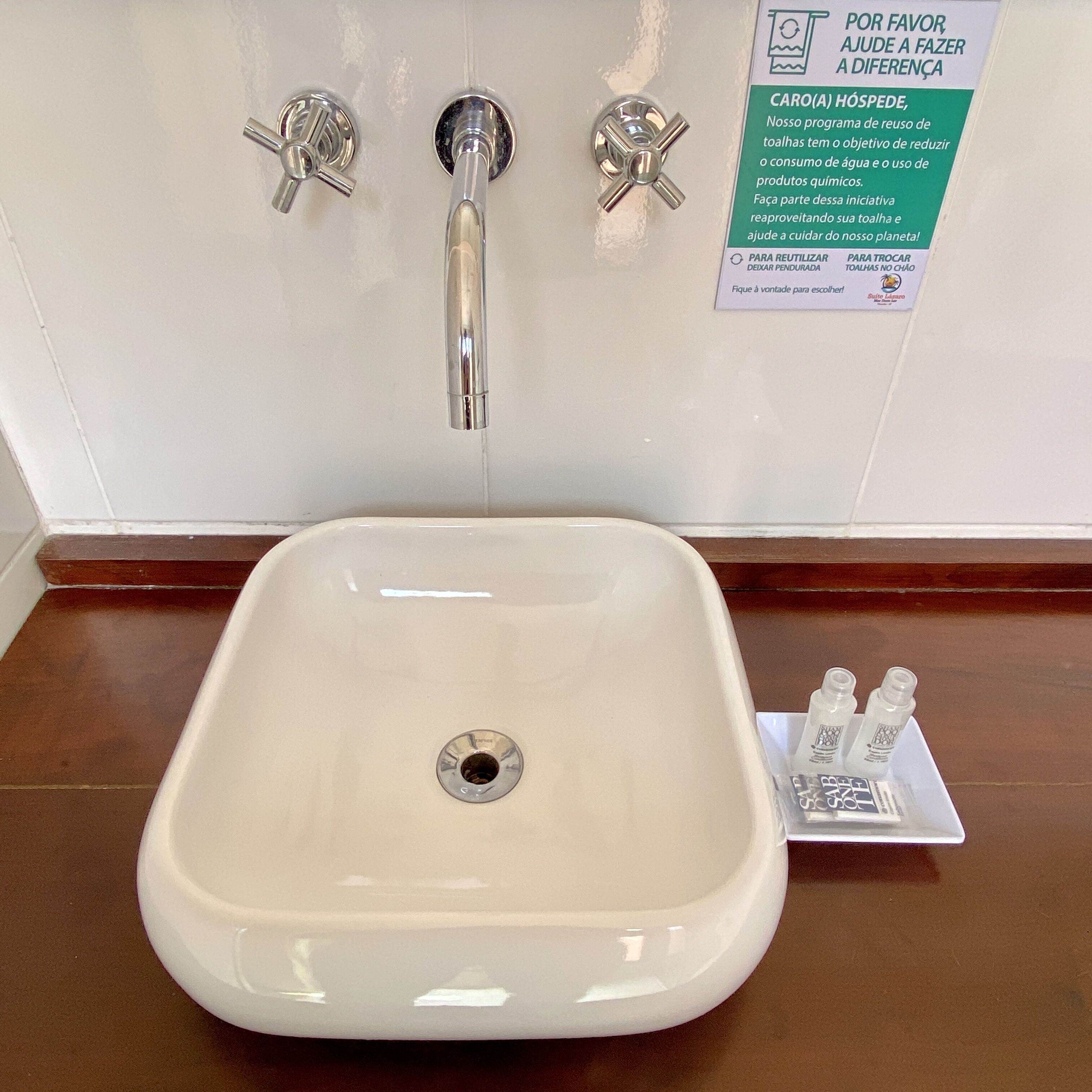 Uma pia de banheiro com torneira e dispensador de sabonete líquido.