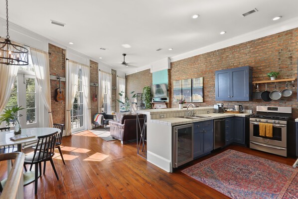 Charming 2-bedroom Flat in The Lower Garden District with a full ...