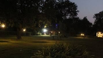 Fachada do alojamento (tarde/noite)