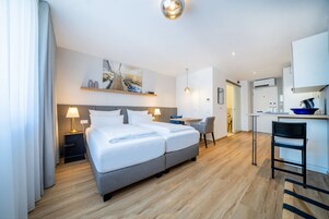 Quarto Duplo Júnior | Sala de estar | TV de ecrã plano, livros 