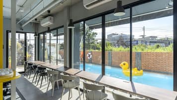 Piscina externa, funciona das 10h30 às 20h, espreguiçadeiras