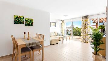 Apartamento Premium, 2 quartos | Sala de estar | Televisor