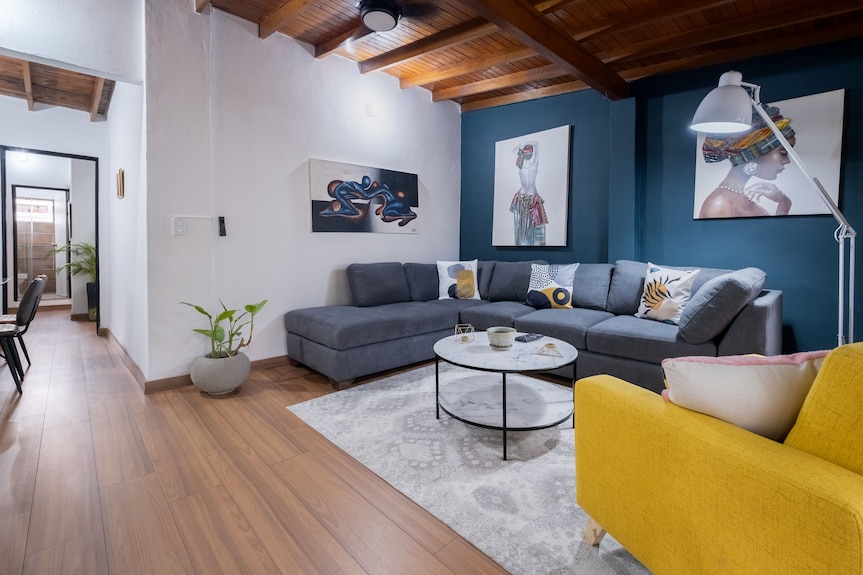 Light-filled Envigado, Top-floor W/ Large Patio - Medellín