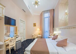 Quarto Deluxe | Lençóis italianos Frette, roupa de alta qualidade, edredões de penas 