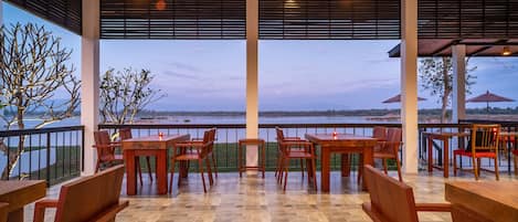 Café da manhã, almoço e jantar; local e internacional