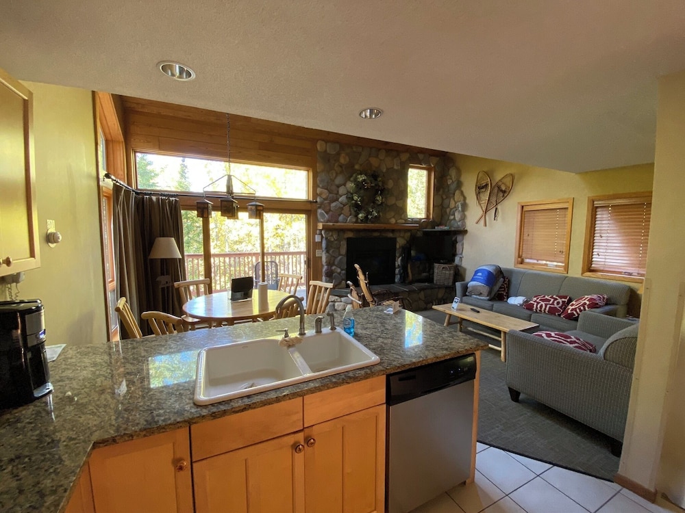 Lutsen Escape,  Slopeside & Spacious, Sleeps11 - June Stays 2 + 2 On Us! - Lutsen, MN