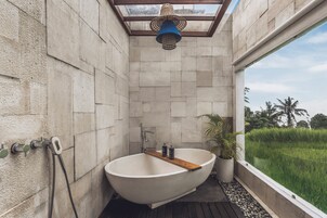 Villa, 2 quartos, piscina privativa (Hot Tub) | Casa de banho | Um polibã, um chuveiro fixo, um secador de cabelo, roupões