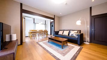 Villa | Sala de estar | TV de ecrã plano, Netflix, serviços de streaming