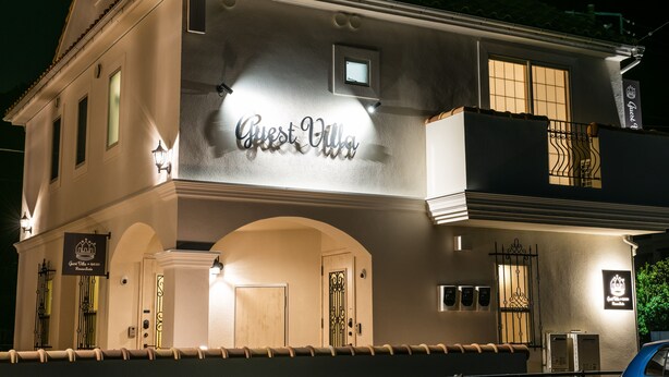 Um edifício com uma placa que diz "Guest Villa".