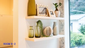Uma prateleira com objetos decorativos num quarto.