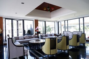 Área de estar no saguão