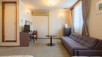 Quarto triplo, para não fumantes | Escrivaninha, Wi-Fi de cortesia, roupa de cama