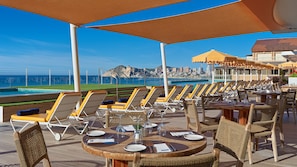 Bar junto à piscina