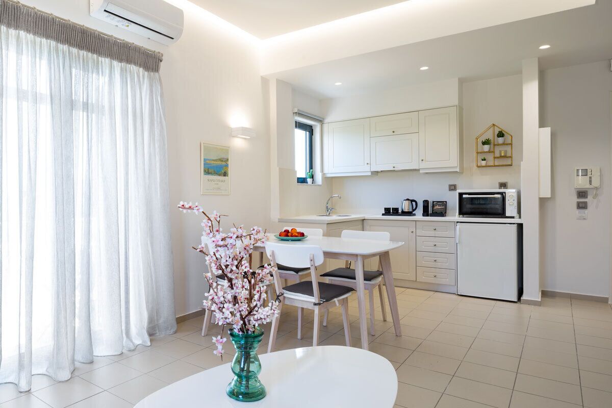 Apartamento superior, 2 quartos | Área de estar | TV de tela plana