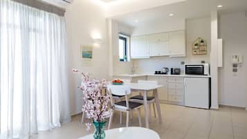 Apartamento superior, 2 quartos | Área de estar | TV de tela plana
