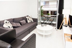 Apartamento, 1 quarto | Sala de estar | TV de tela plana