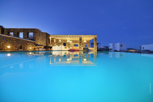 Piscina exterior, guarda-sóis, espreguiçadeiras 