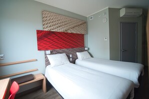 Quarto Standard, 2 camas individuais | Cofre no quarto, secretária 