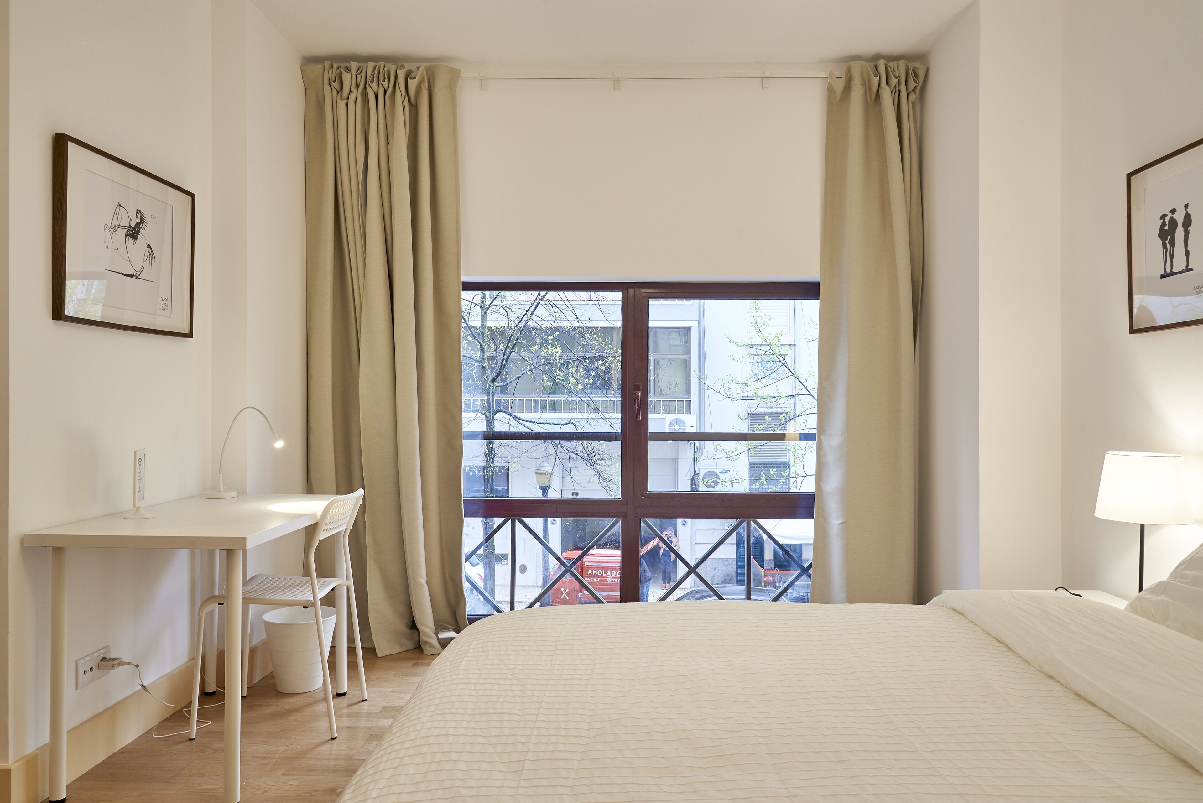 Quarto Duplo Deluxe, casa de banho partilhada | Secretária adequada para computadores portáteis 