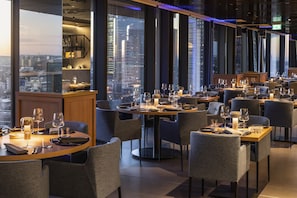 2 restaurantes: servem pequenos-almoços, almoços e jantares