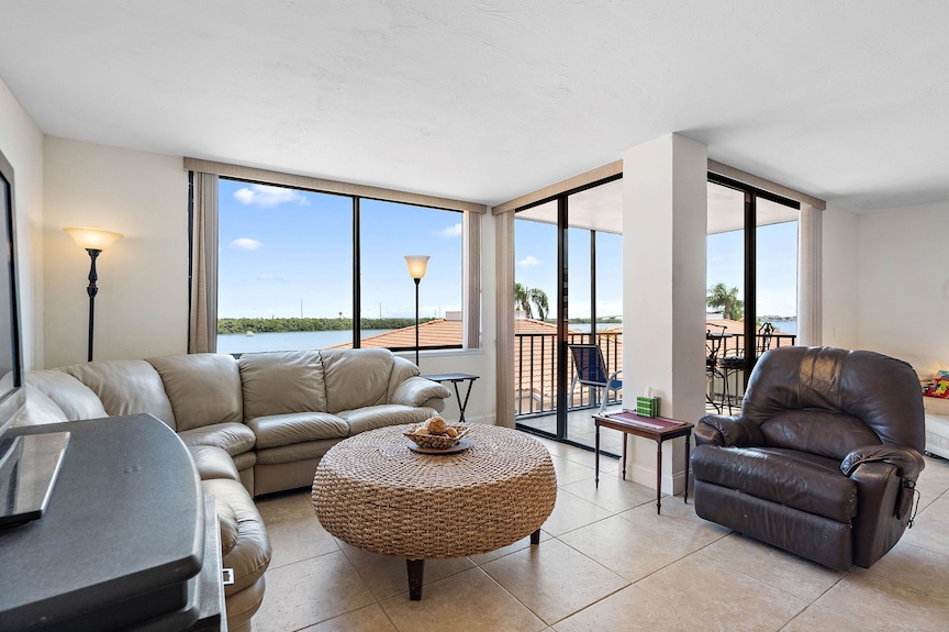 Beautiful Updated 3rd Floor Condo With Open Floor Plan And Lovely Water Views - St. Petersburg, FL