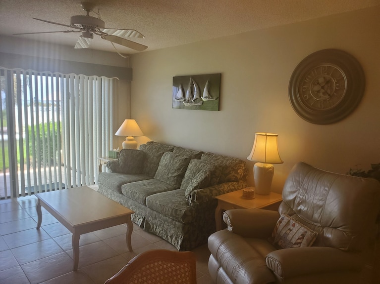 Welcome To Your Slice Of Paradise. Water Views, Pool And Spa Just Steps Away. - St. Petersburg, FL