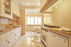Um frigorífico/congelador grande, um micro-ondas, uma placa de cozinha 