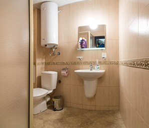 Um polibã, um chuveiro fixo, artigos de higiene pessoal grátis 